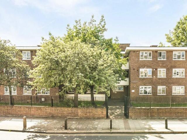 Garratt Lane, London SW17 2 bed flat to rent £2,100 pcm £485 pw