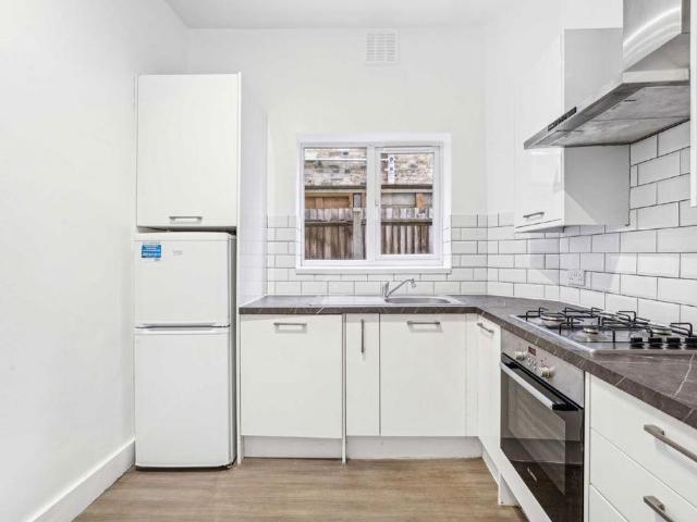 Garratt Lane, London SW17 2 bed flat to rent £2,200 pcm £508 pw