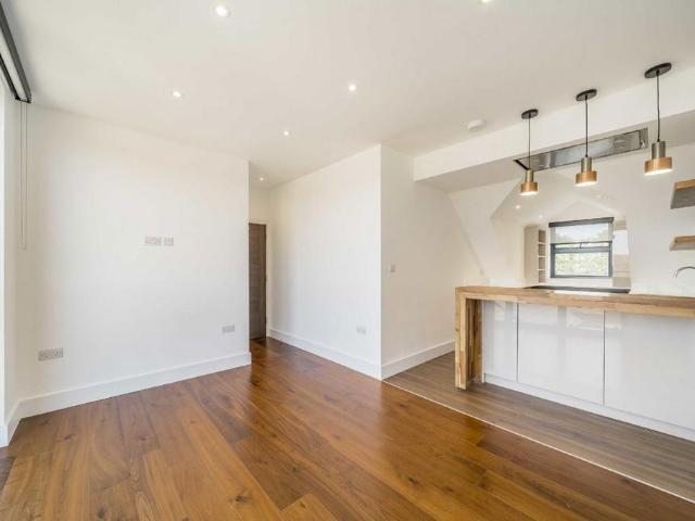 Garratt Lane, London SW17 2 bed flat to rent £2,500 pcm £577 pw