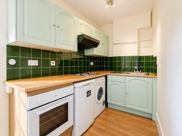 Garratt Lane, London SW17 4 bed flat to rent £3,000 pcm £692 pw