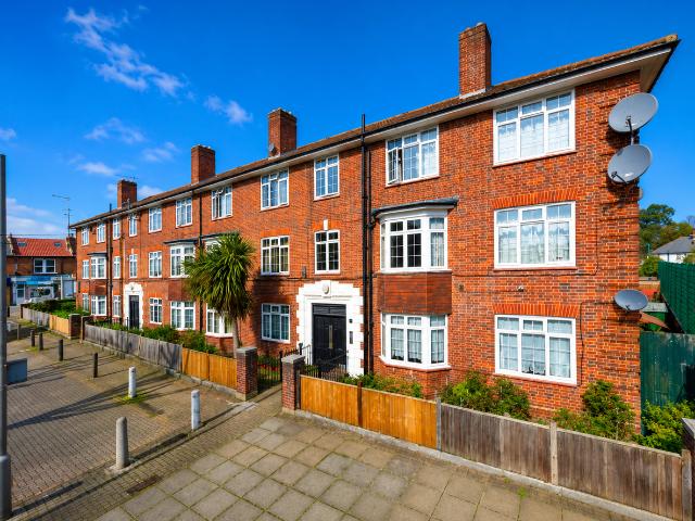 Garratt Lane, London SW17, 4 bed flat to rent, £3,200 pcm | PrimeLocation