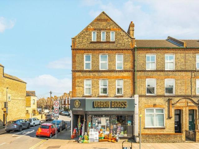 Garratt Lane, London SW18 1 bed flat to rent £1,550 pcm £358 pw