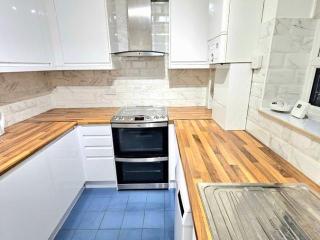 Garratt Lane, London SW18, 2 bed flat to rent, £1,900 pcm | PrimeLocation