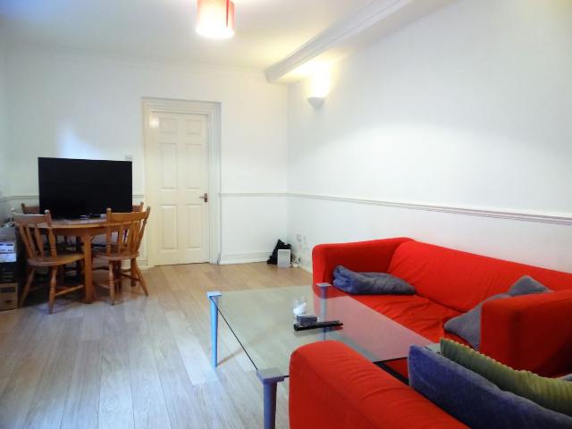 Garratt Lane, London SW18, 4 bed flat to rent, £3,450 pcm | PrimeLocation