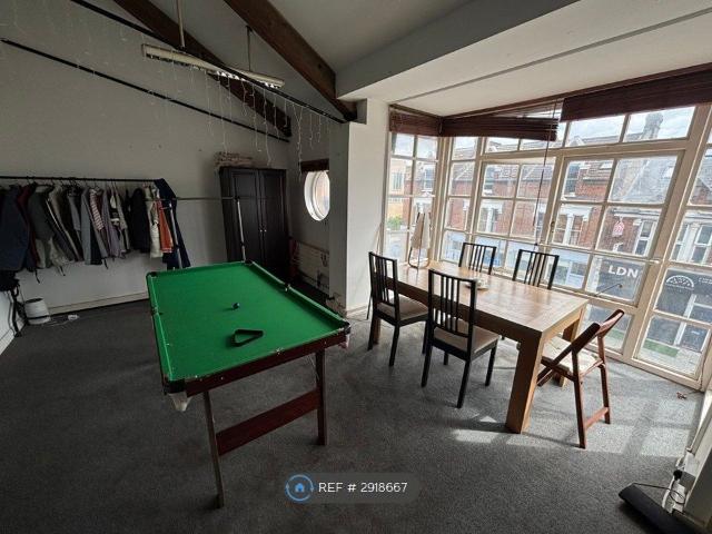 Garratt Lane, London SW18, Room to rent, £840 pcm | PrimeLocation