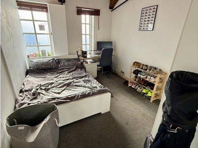 Garratt Lane, London SW18, Room to rent, £950 pcm | PrimeLocation