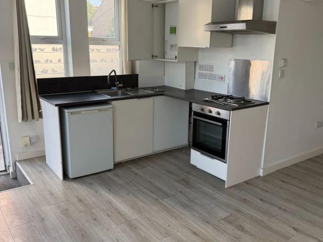 Garratt Lane SW17, Studio to rent, £1,500 pcm | PrimeLocation