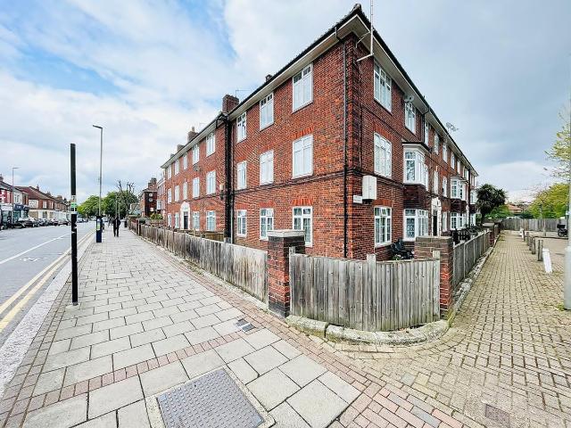 Garratt Lane, Tooting Bec, London SW17, 4 bed flat to rent, £3,200 pcm | PrimeLocation