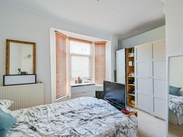 Garratt Lane, Tooting Broadway. 2 bed flat to rent £2,350 pcm £542 pw