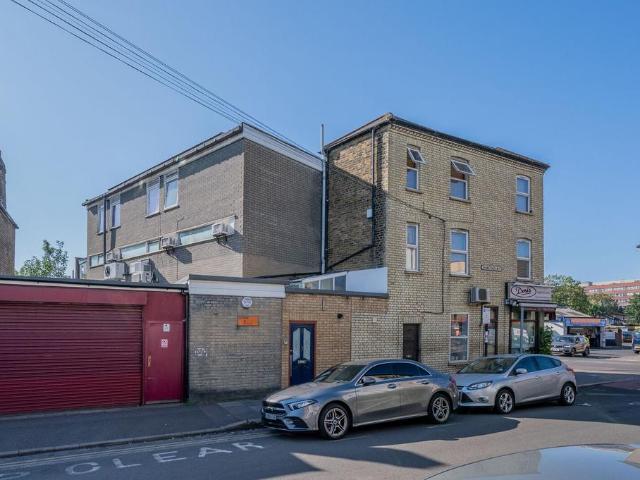 Garratt Lane, Tooting Broadway. 2 bed maisonette to rent £3,250 pcm £750 pw