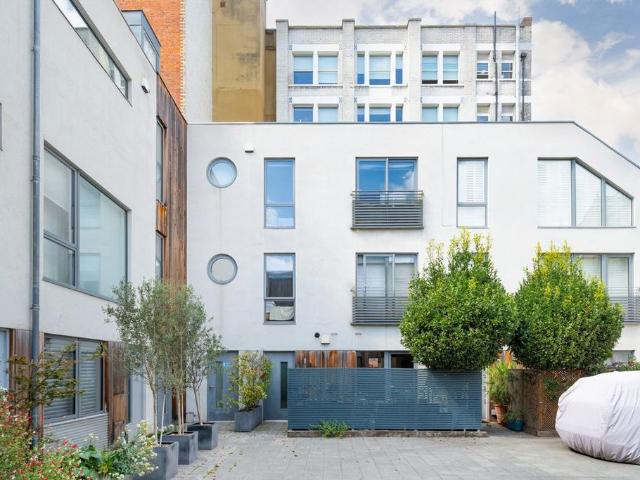 Garrett Street, London EC1Y 3 bed terraced house to rent £4,750 pcm £1,096 pw