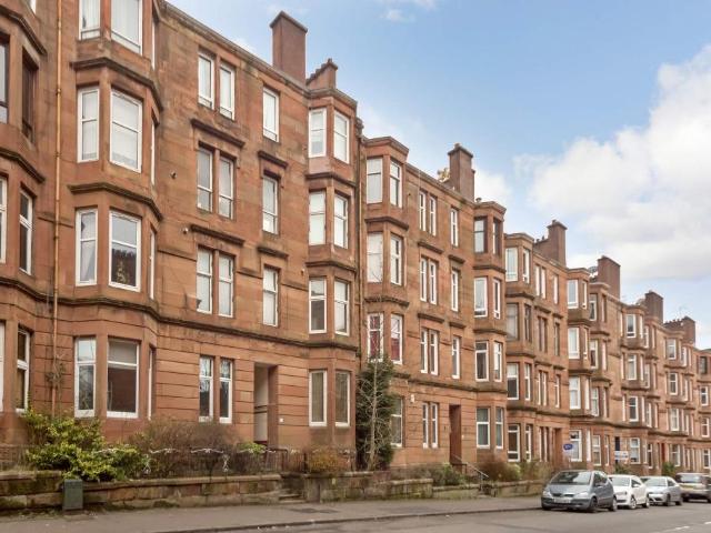 Garrioch Road, North Kelvinside. 2 bed flat to rent £1,275 pcm £294 pw