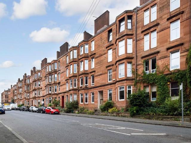 Garrioch Road, North Kelvinside. 2 bed flat to rent £1,450 pcm £335 pw