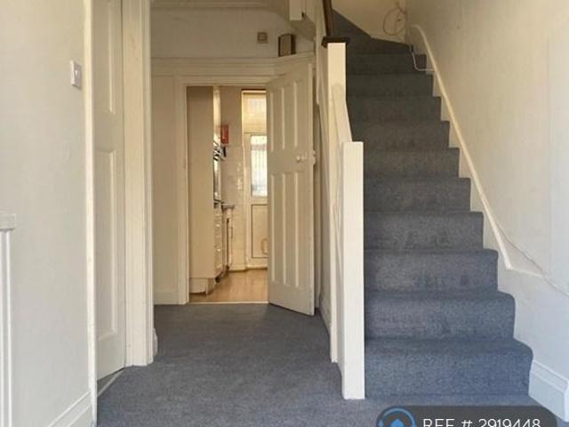 Garrick Avenue, London, NW11 4 bed semi detached house to rent £3,150 pcm £727 pw
