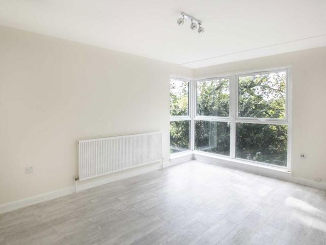 Garrick Close, London W5 2 bed flat to rent £1,900 pcm £438 pw