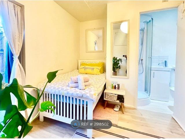 Garrick Drive, London SE28, 1 bed end terrace house to rent, £1,250 pcm | PrimeLocation