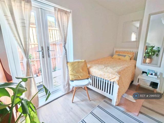 Garrick Drive, London, SE28 1 bed end of terrace house to rent £1,170 pcm £270 pw