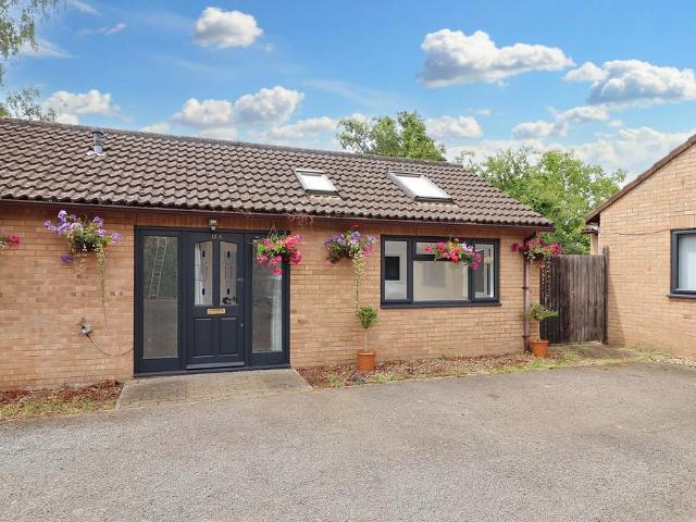 Garry Drive, Cambs CB4 2 bed bungalow to rent £1,550 pcm £358 pw