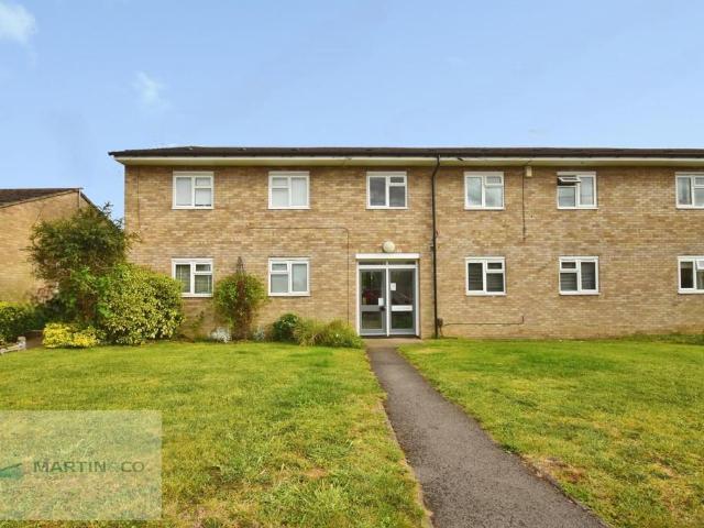 Garson Road, Esher 2 bed apartment to rent £1,700 pcm £392 pw