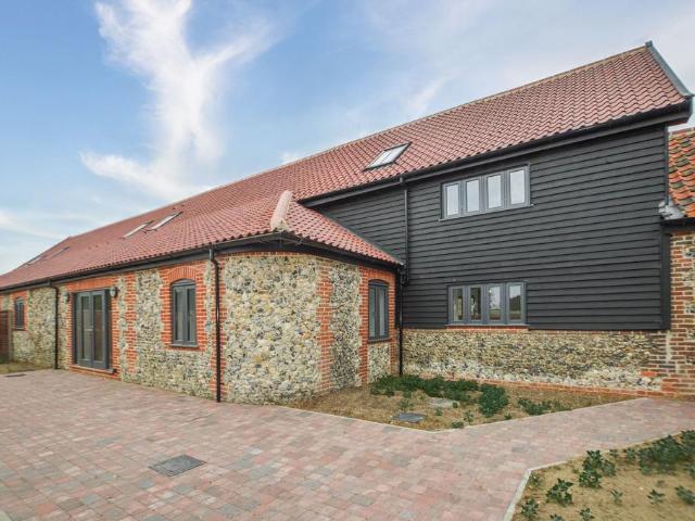 Gasthorpe 5 bed barn conversion to rent £3,000 pcm £692 pw