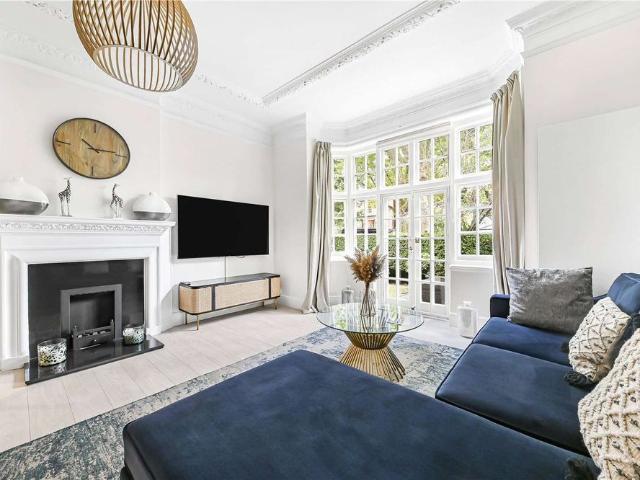 GAS & WATER BILLS INCLUDED Situated on one of Primrose Hill's most sought after roads, is this very well presented, garden maisonette