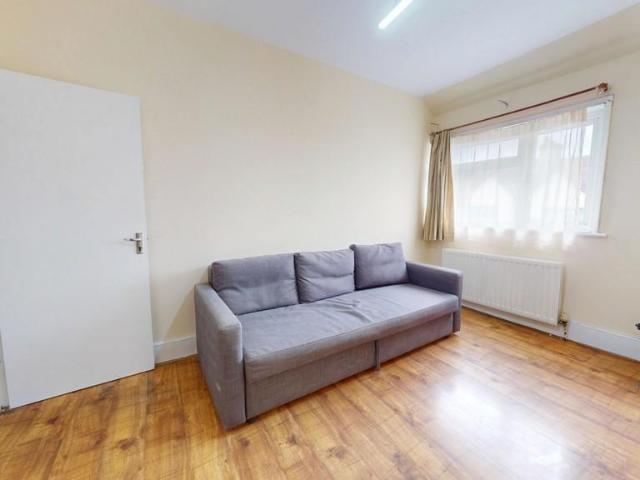 Gassiot Road, London SW17 2 bed apartment to rent £1,950 pcm £450 pw