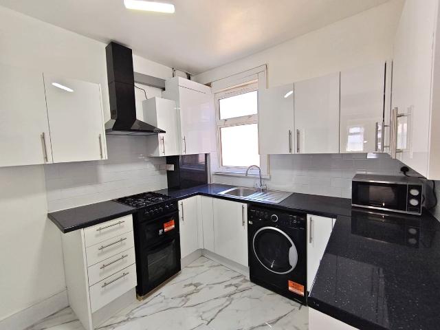 Gassiot Road, London SW17, 2 bed flat to rent, £2,000 pcm | PrimeLocation