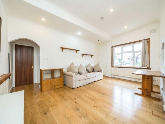 Gassiot Road, Tooting SW17, 1 bed bungalow to rent, £1,600 pcm | PrimeLocation