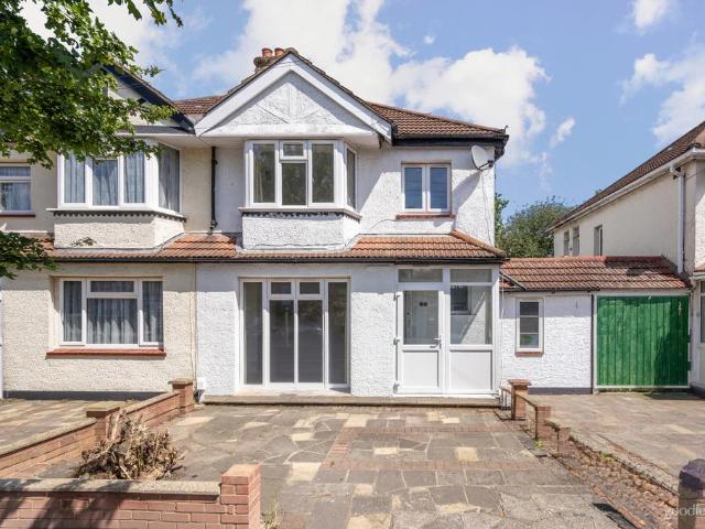 Gassiot Way, Sutton SM1 3 bed terraced house to rent £2,400 pcm £554 pw