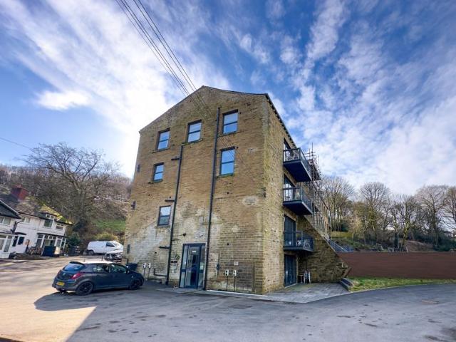 Gate Head Lane, Halifax HX4, 2 bed flat to rent, £1,000 pcm | PrimeLocation
