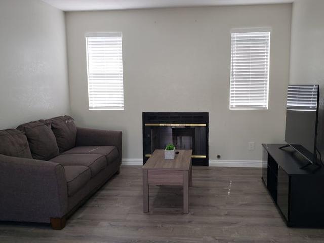 Gated 2 bed 1 bath house in Long Beach