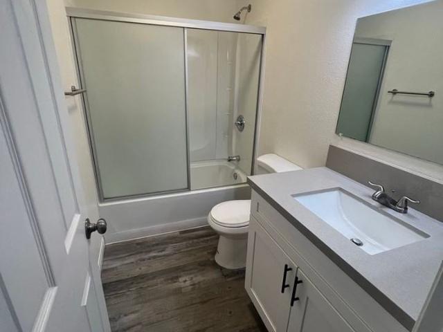 Gated Community 2bed 1.5 bath Townhomes 2 Bedroom Apartment for Rent at 2010 Larcus Ave, Bakersfield, CA 93307 Oakridge