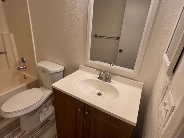 Gated Community 2bed 1.5 bath Townhomes 2 Bedroom Apartment for Rent at 2010 Larcus Ave, Bakersfield, CA 93307 Oakridge