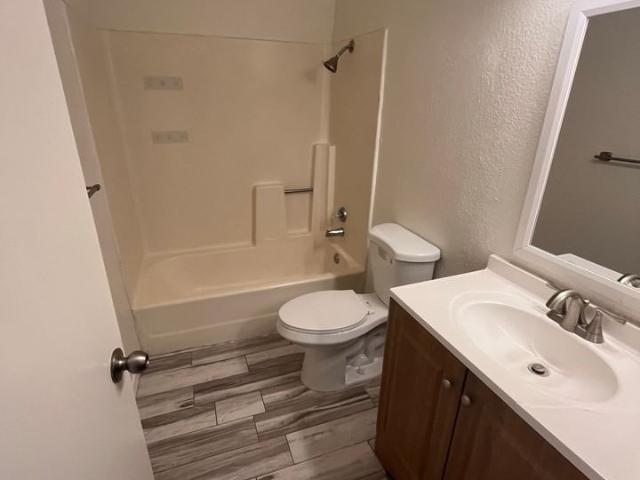 Gated Community 2bed 1.5 bath Townhomes 2 Bedroom Apartment for Rent at 2010 Larcus Ave, Bakersfield, CA 93307 Oakridge
