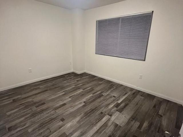 Gated Community 2bed 1.5 bath Townhomes 2 Bedroom Apartment for Rent at 2010 Larcus Ave, Bakersfield, CA 93307 Oakridge