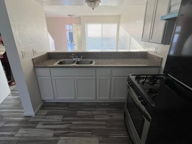 Gated Community 2bed 1.5 bath Townhomes 2 Bedroom Apartment for Rent at 2010 Larcus Ave, Bakersfield, CA 93307 Oakridge