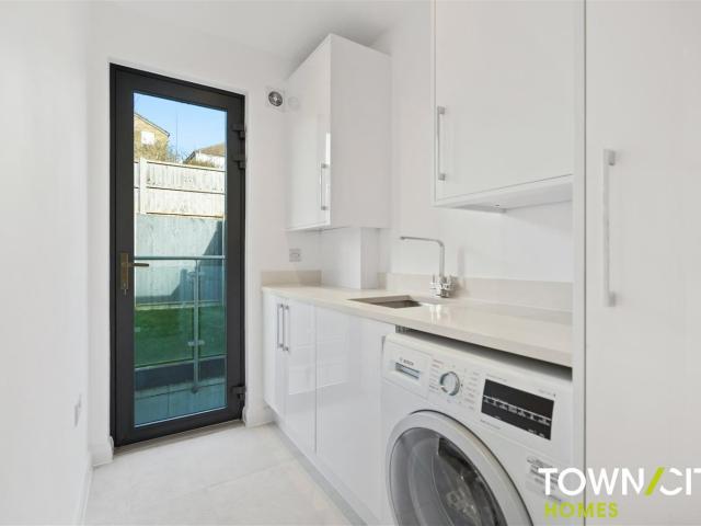 Gated Development Home, Stunning Views, Roof Terrace, Large Garage