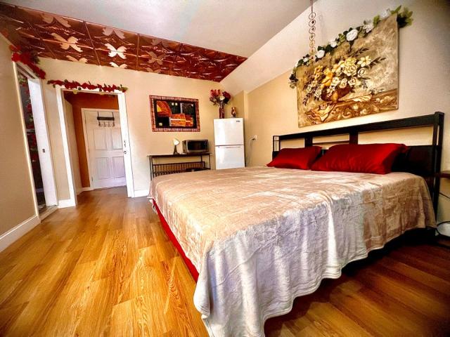 Gated HomeTheater: King Suite Near Airport
