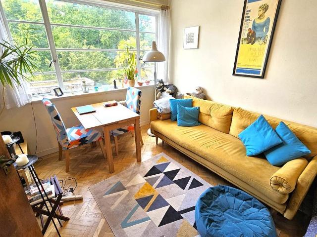 GATED PERIOD BLOCK WITH RIVERSIDE. 1 bed flat to rent £1,600 pcm £369 pw