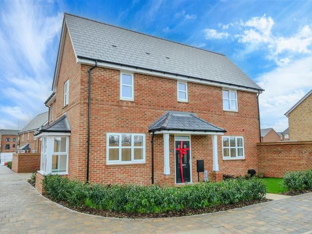 Gatehouse Crescent, Wallingford OX10 3 bed semi detached house to rent £2,150 pcm £496 pw