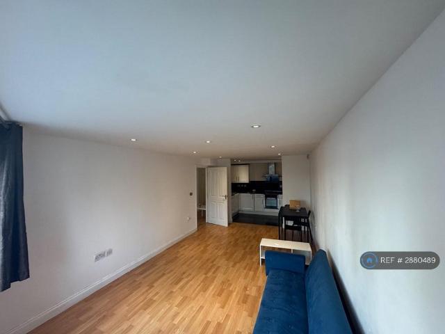 Gateway Court, Sutton, SM1 2 bed flat to rent £1,750 pcm £404 pw