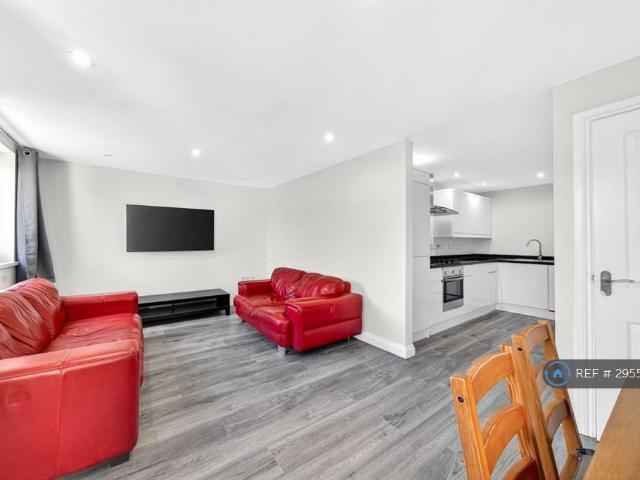 Gateway Court, Sutton, SM1 2 bed flat to rent £2,050 pcm £473 pw