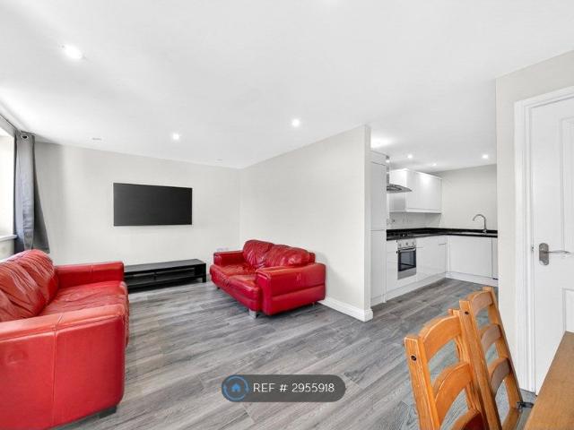 Gateway Court, Sutton SM1, 2 bed flat to rent, £2,050 pcm | PrimeLocation