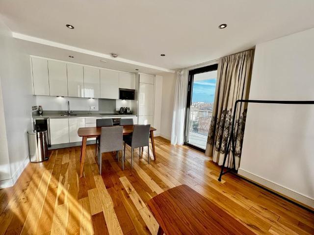 Gateway House, Regents Park Road N3, 2 bed flat to rent, £2,400 pcm | PrimeLocation