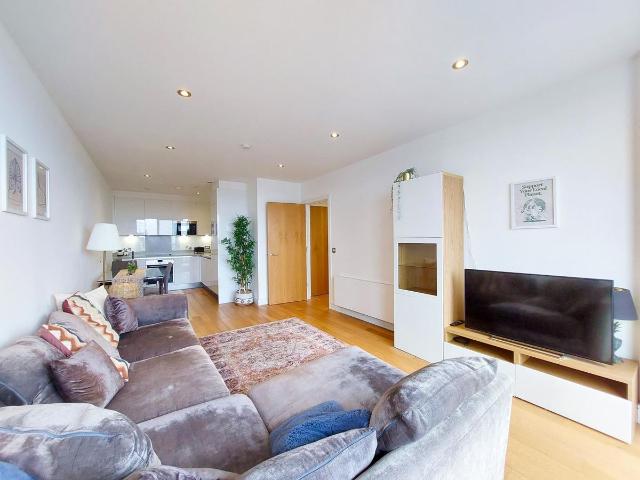 Gateway House, Regents Park Road, Finchley Central N3, 1 bed flat to rent, £2,000 pcm | PrimeLocation