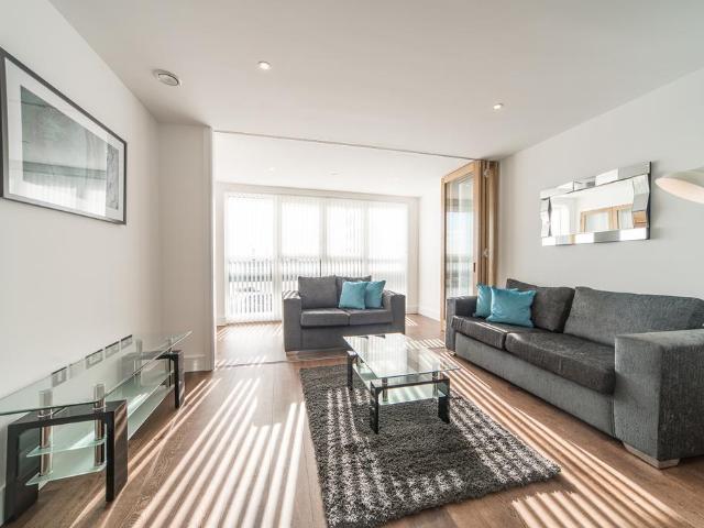 Gateway Tower, London E16 2 bed flat to rent £2,450 pcm £565 pw