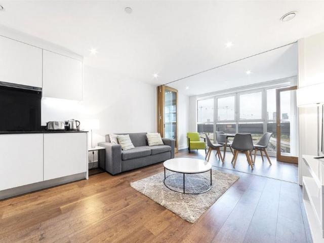 Gateway Tower, Royal Gateway E16 2 bed flat to rent £2,400 pcm £554 pw