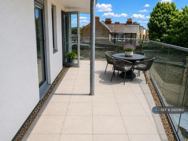 Gauden Road, London, SW4 2 bed flat to rent £2,850 pcm £658 pw