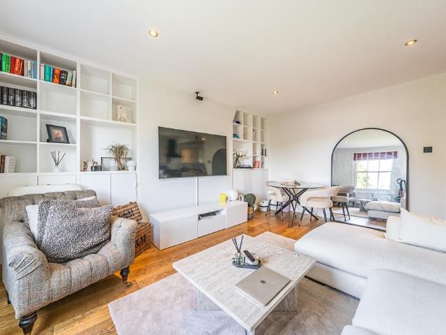 Gauden Road London SW4 2 bed flat to rent £2,700 pcm £623 pw