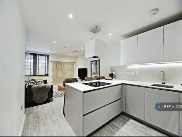 Gaumont Place, London, SW2 Studio to rent £1,950 pcm £450 pw